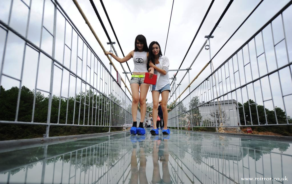 China has the first suspended glass bridge in the world - Simplify Travel